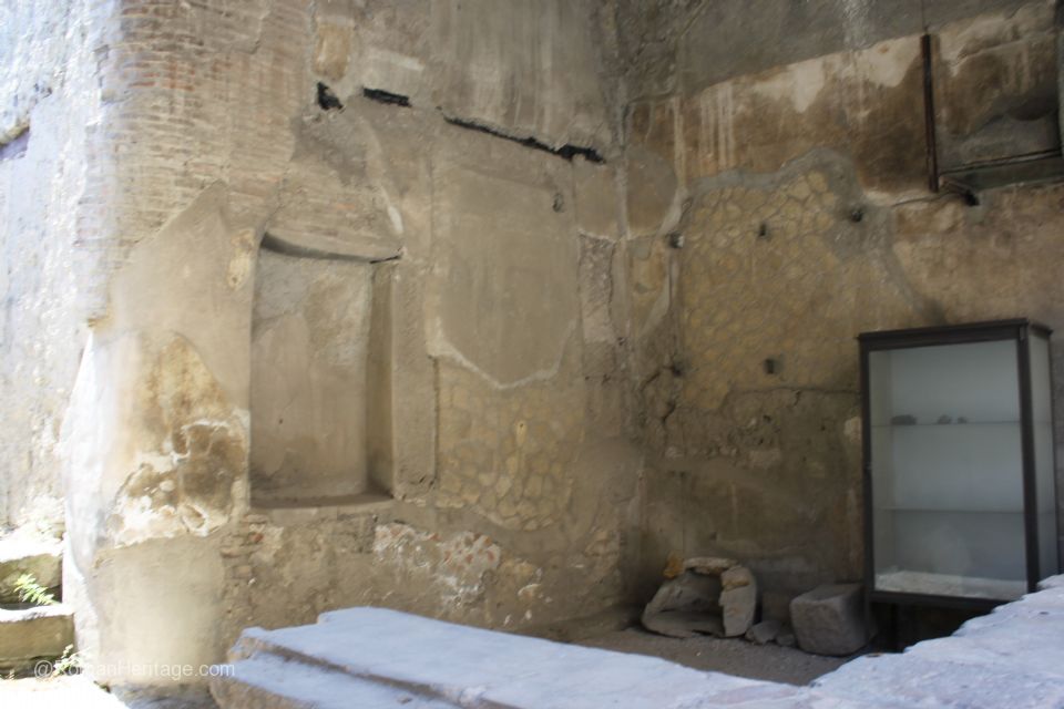 Shop of the Plumbaius (plumer's shop) (17) - Herculaneum Herculano ...